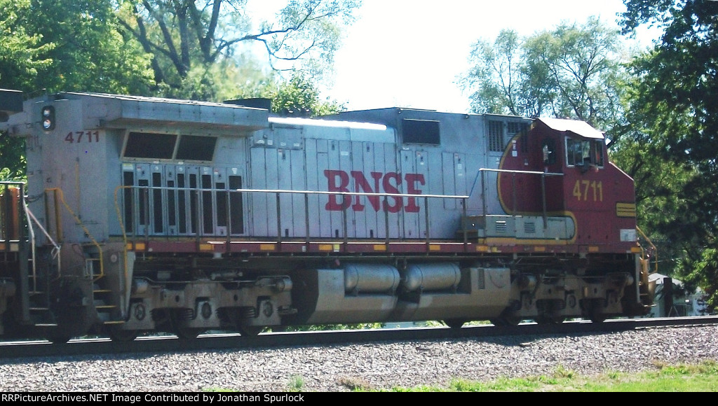 BNSF 4711, engineer's side view